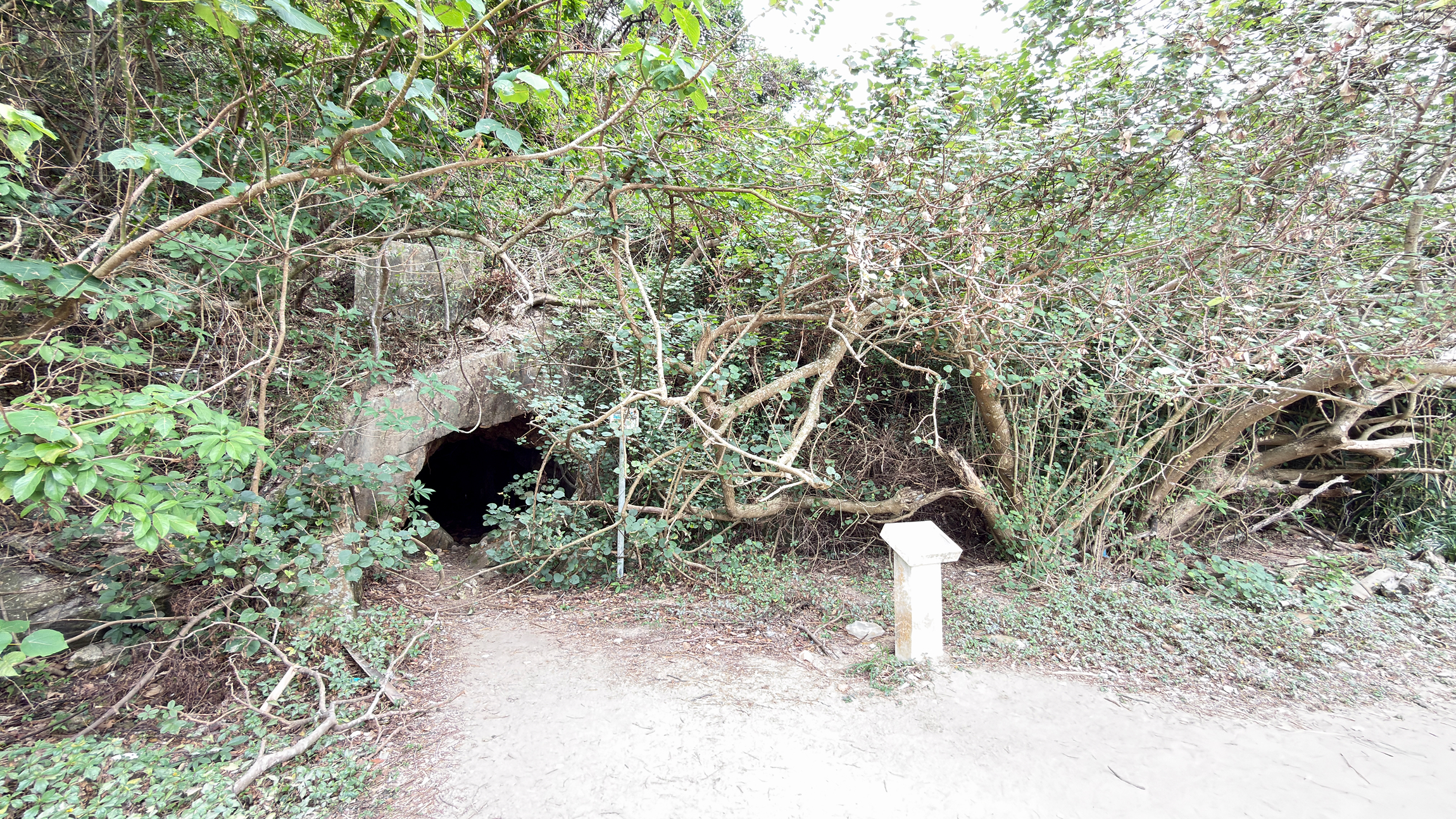 Kamikaze Cave｜Islands Story - A Travel Guide to the Outlying Islands